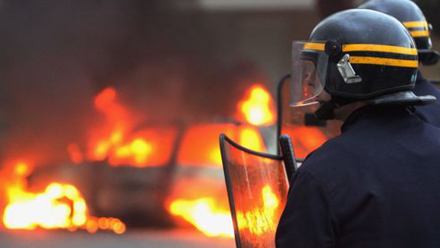Poubelles en feu, arme pointée vers la police : grosses tensions ce ...