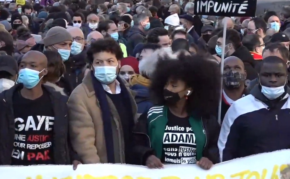 Le collectif anti-police "désarmons-les" dénonce les dérives du comité ...