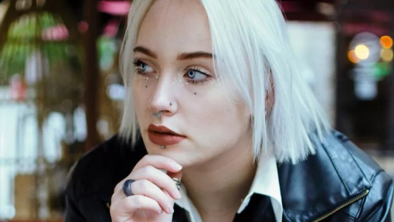 Mila : "Hier soir, on a fait la tournée des bars avec ma copine. Je ...