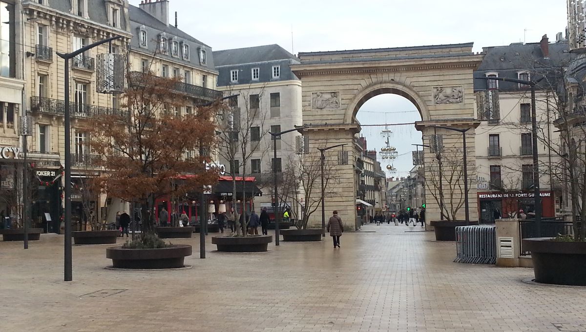 Dijon : un jeune homme de 20 ans dépouillé et menacé d'égorgement en ...
