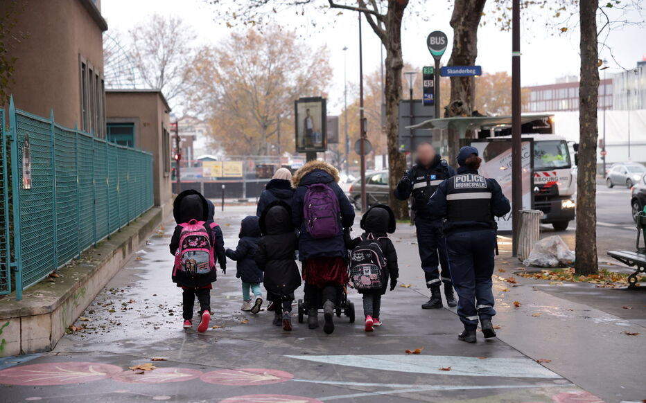 Paris 18ème : des enfants escortés par la police pour se rendre à l ...