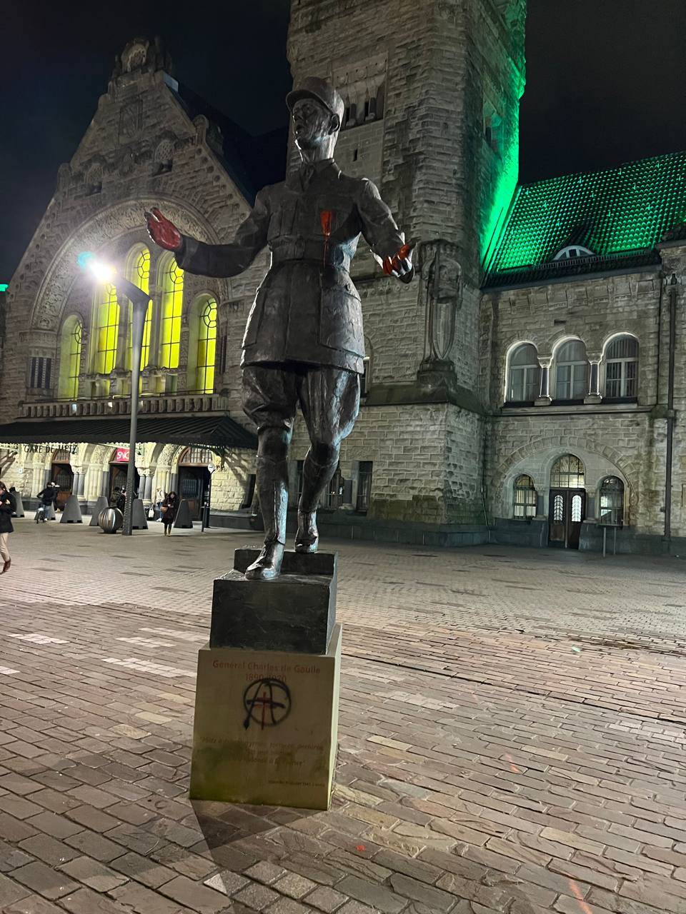 Metz : la statue du Général de Gaulle devant la gare aspergée de ...