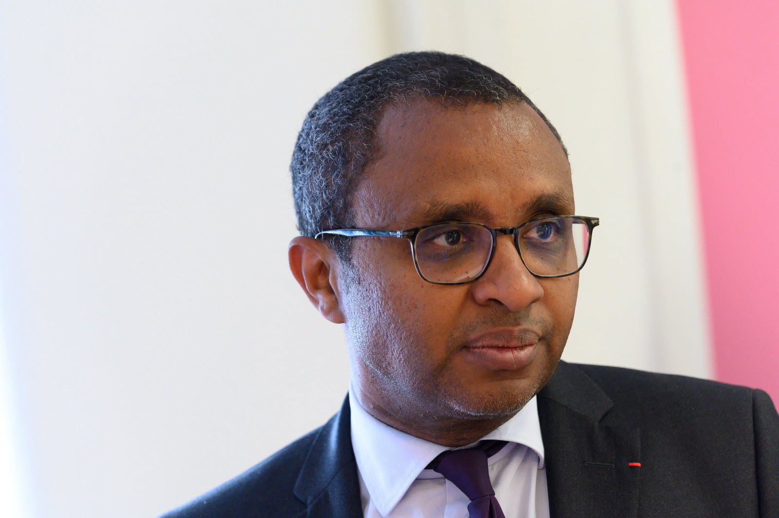 Identifié comme "homme de gauche" et "homme noir", Pap Ndiaye estime que son départ du ...