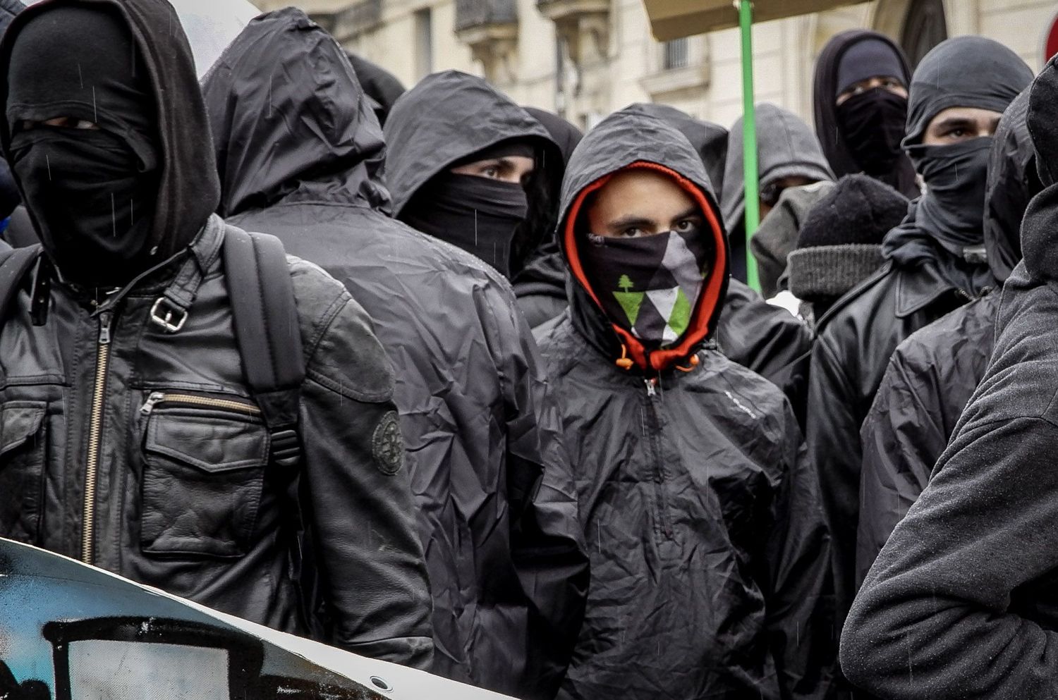 Armes, explosifs, entraînements militaires : comment un groupe ...