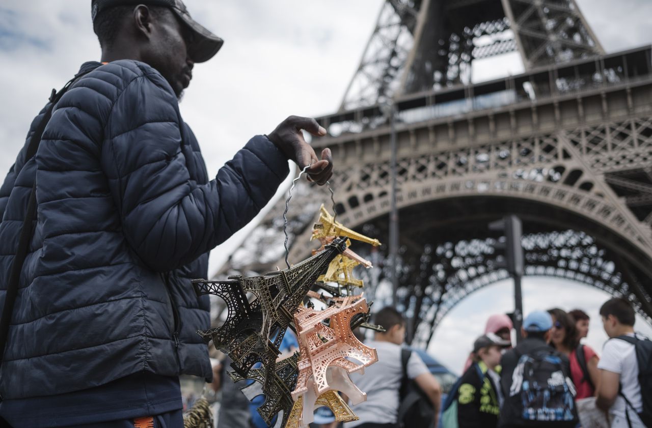 Paris : en 24 heures, les forces de l’ordre « évincent » 495 vendeurs à ...