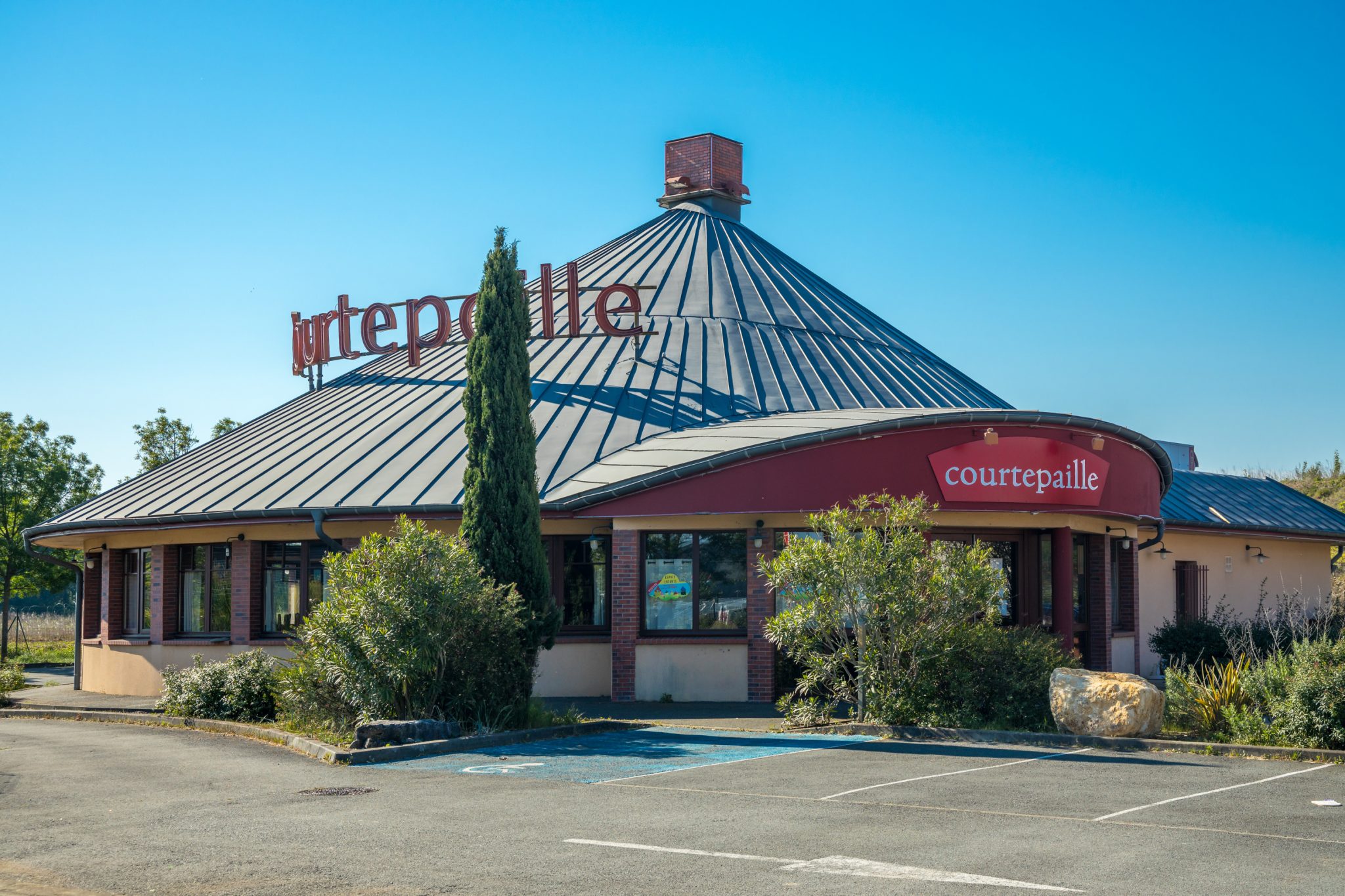 Ormesson-sur-Marne (94) : un policier perd connaissance après avoir été poussé du toit d’un ...