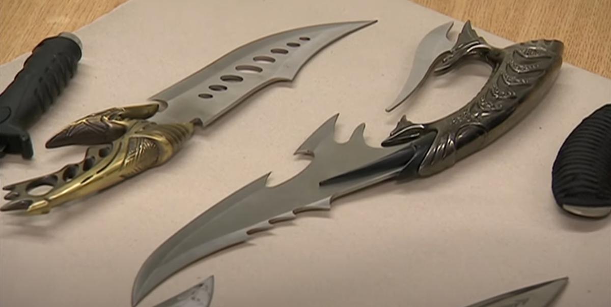 Couteaux « zombie », poings américains post-1900 et armes mixtes ...